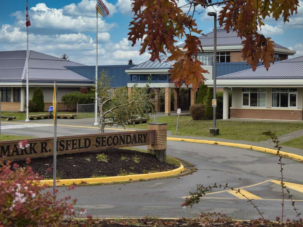 โรงเรียนมัธยมศึกษา Mark R. Isfeld Secondary School Ecole Secondaire ...