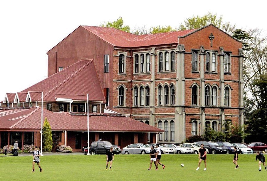 โรงเรียน St Bede's College เป็นโรงเรียนประจำชายล้วนคาทอลิค ใน New Zealand