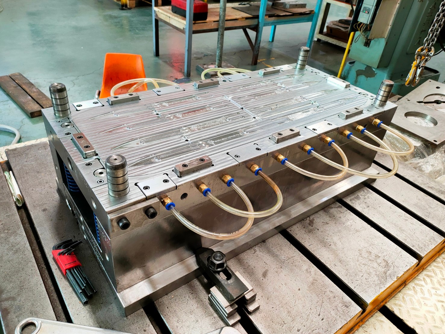 PLASTIC INJECTION MOLD