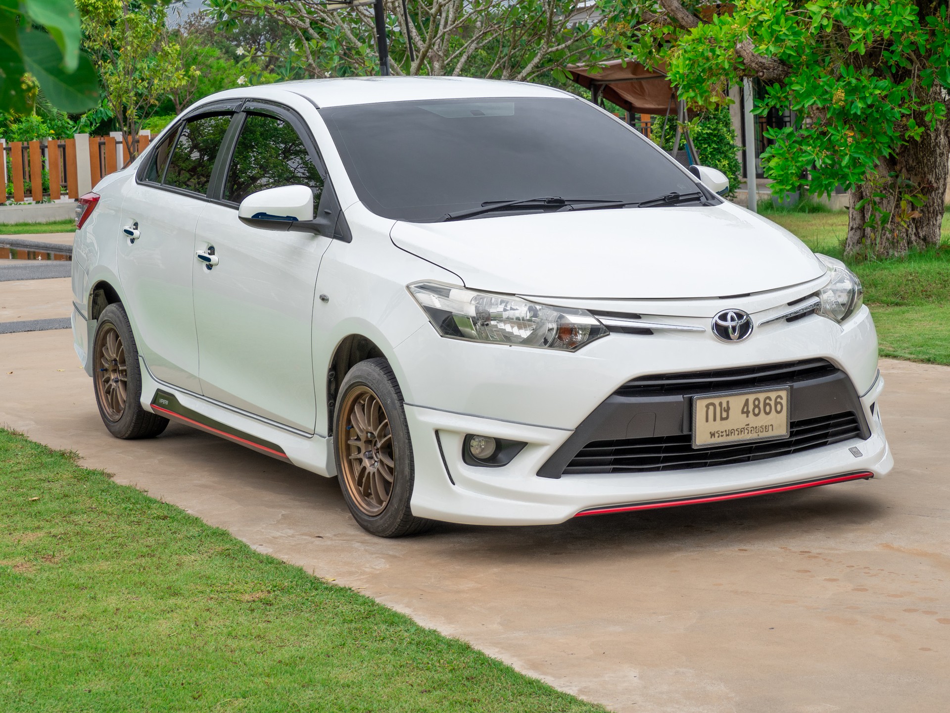 Toyota Vios 1.5 E AT. (ABS) สีขาว ปี2558 (LCY00699)