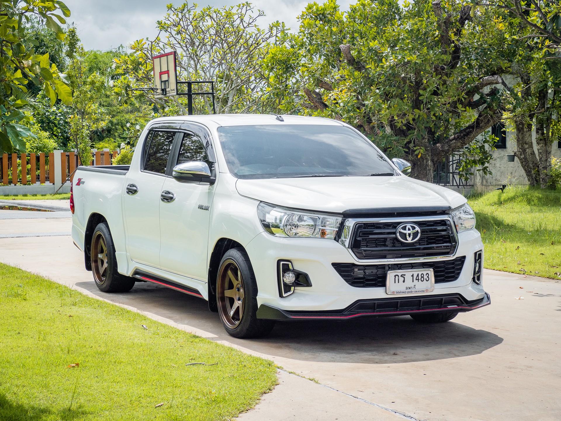 Toyota Hilux Revo Double Cab4 2.4 MT. สีขาว ปี2562 (LCY00757)