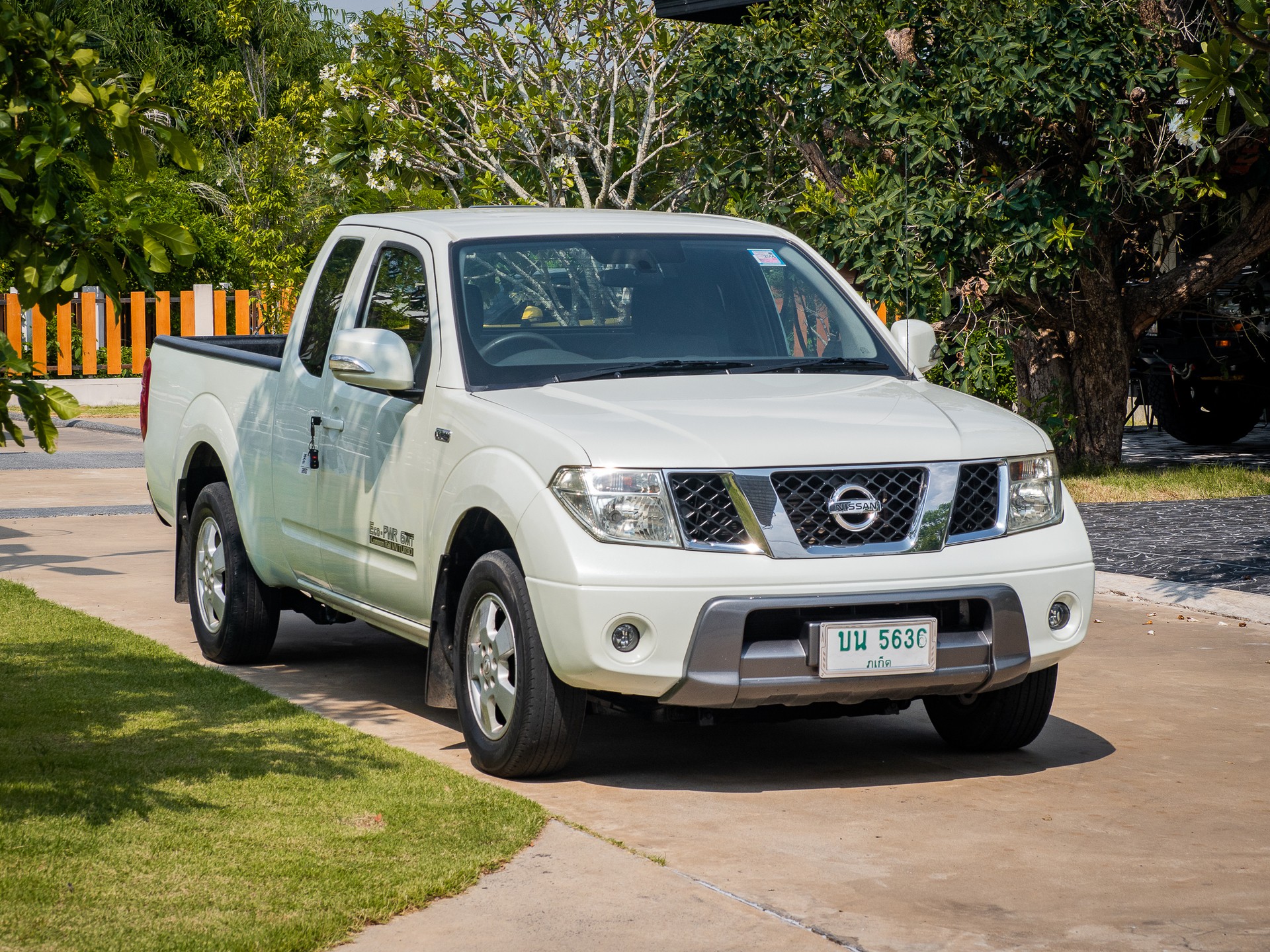 Nissan Frontier Navara EXT. Cab 2.5 SE MT สีขาว ปี2557