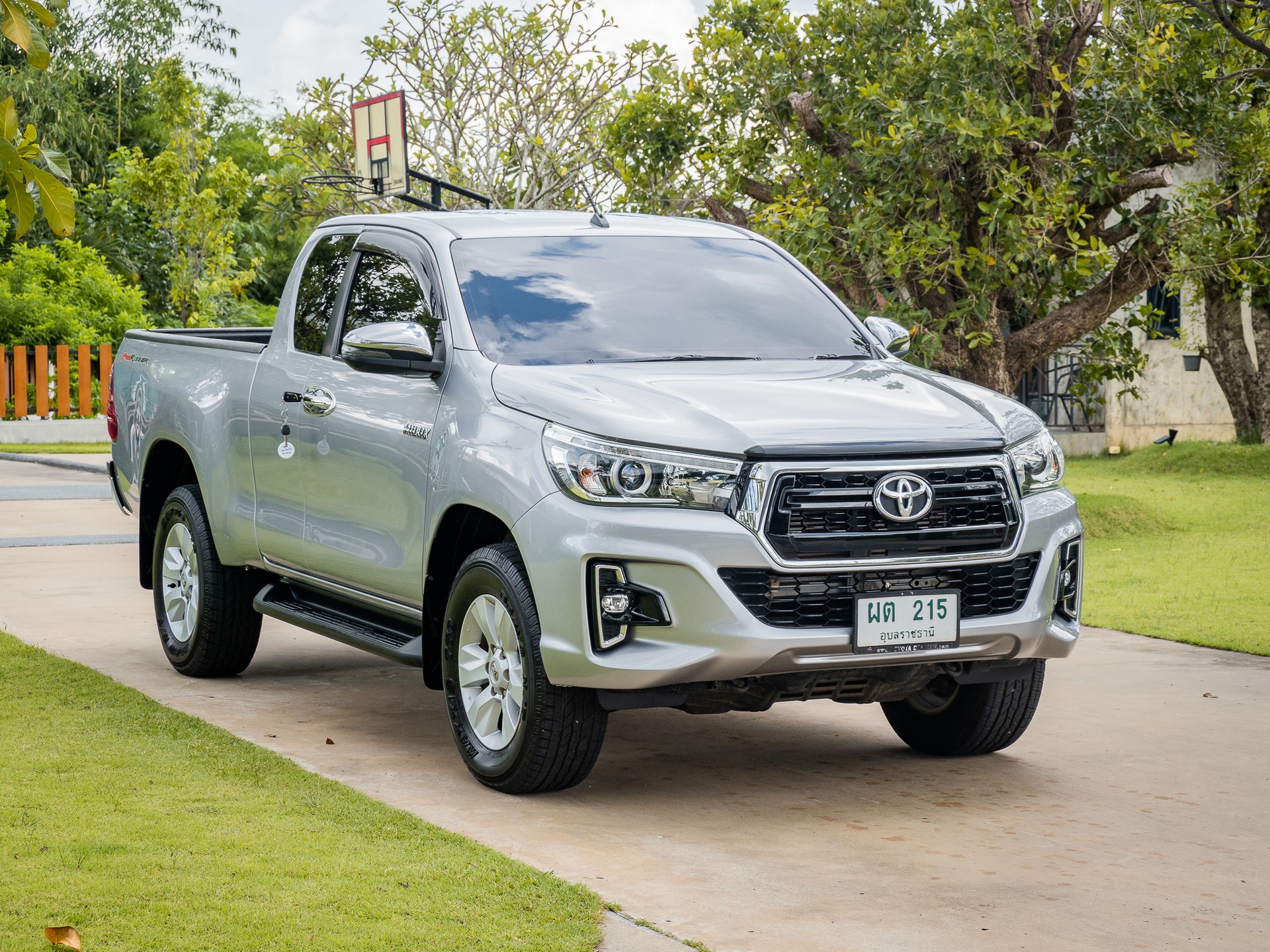 Toyota Hilux Revo Smarrt cab Prerunner 2.4 MT. สีเทา ปี2561 (LCY00792)