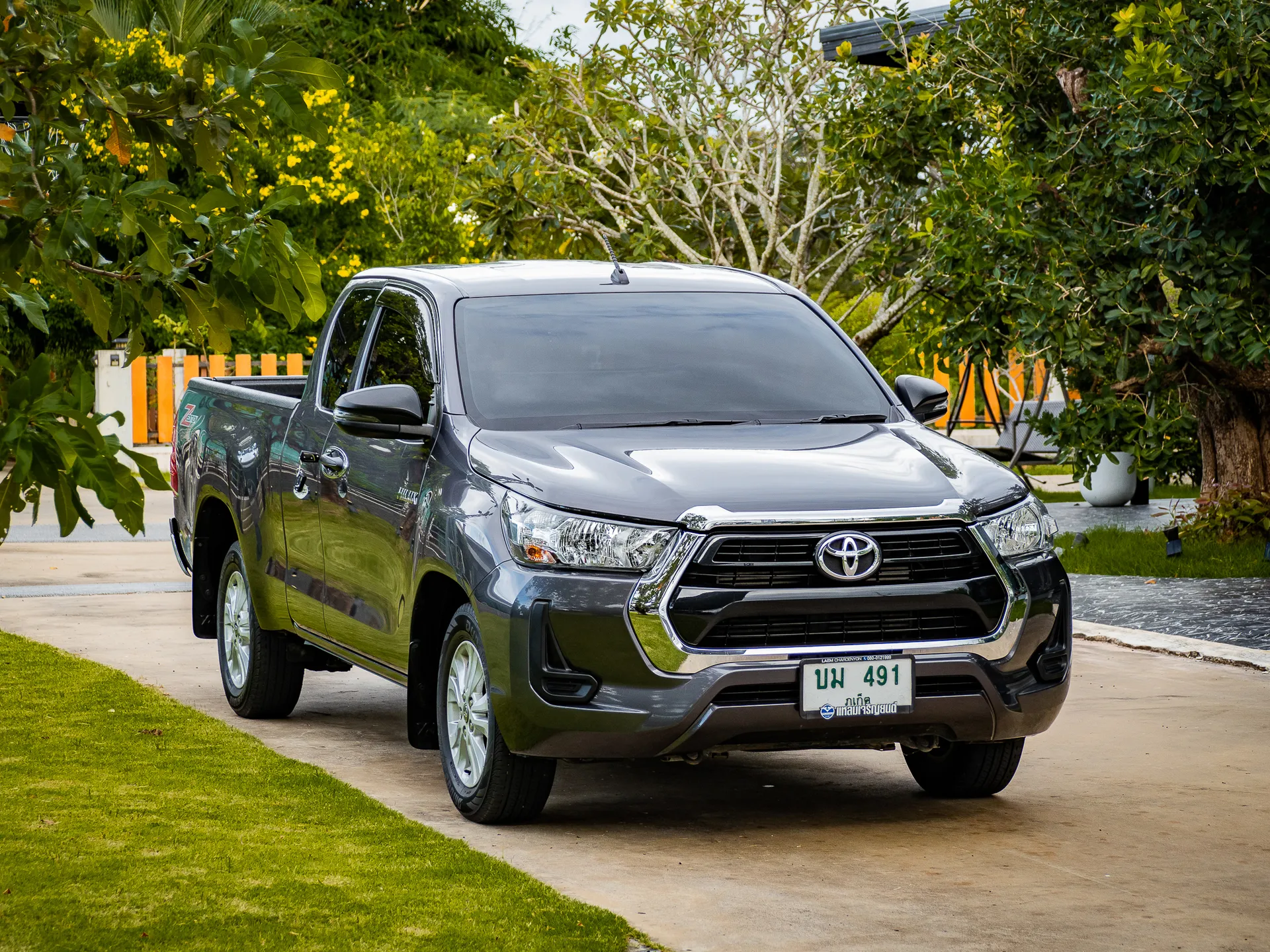 Toyota Hilux Revo Smart Cab 2.4 Z Edition MT. สีเทา ปี 2565 (TT00143)