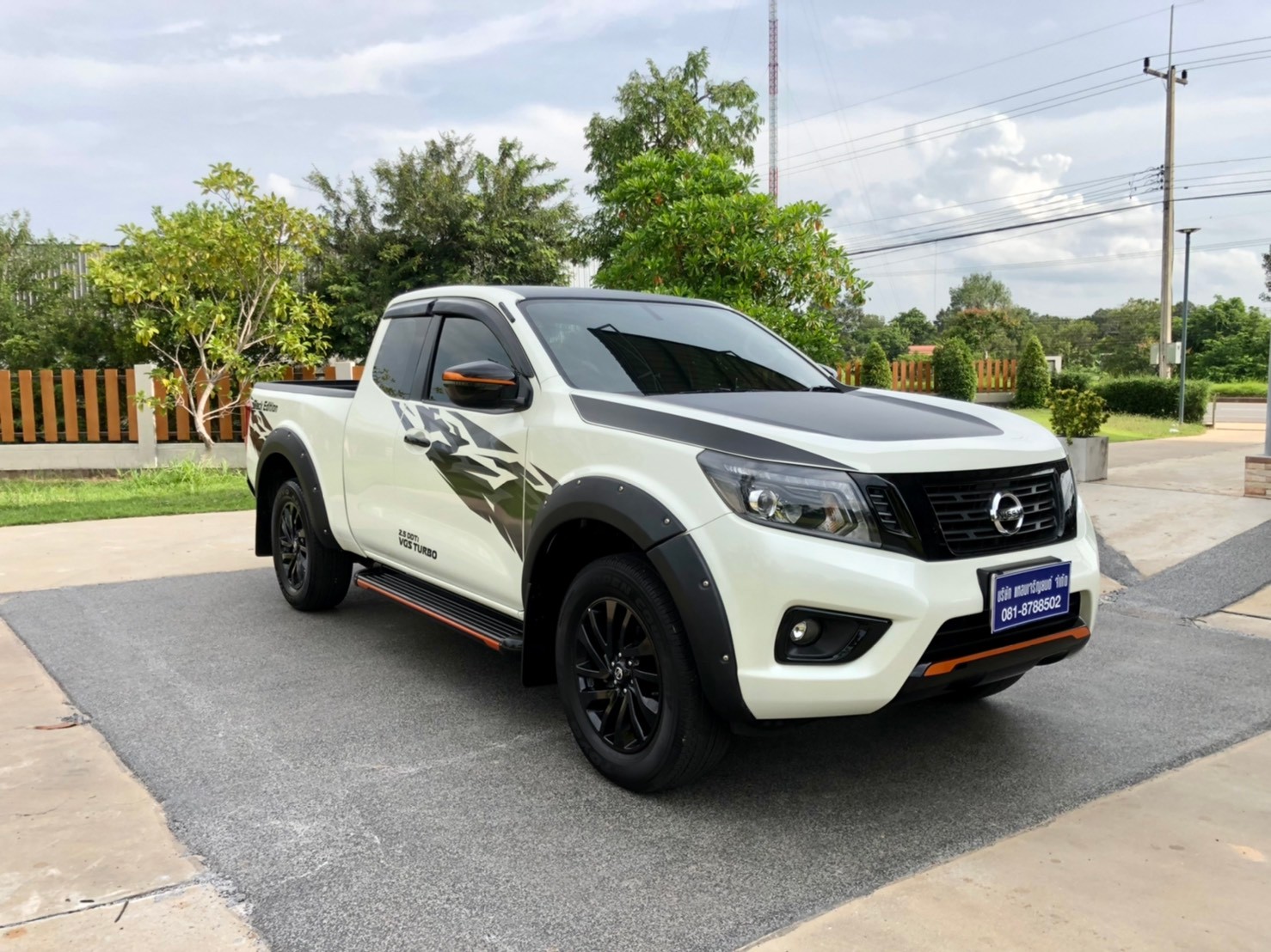 Nissan Navara NP300 Black edition 2.5 MT. สีขาว ปี62 /2019 (LCY588)
