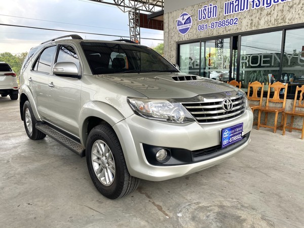 TOYOTA FORTUNER 3.0V VN TURBO VSC AT. สีเทา ปี57 (LA419)