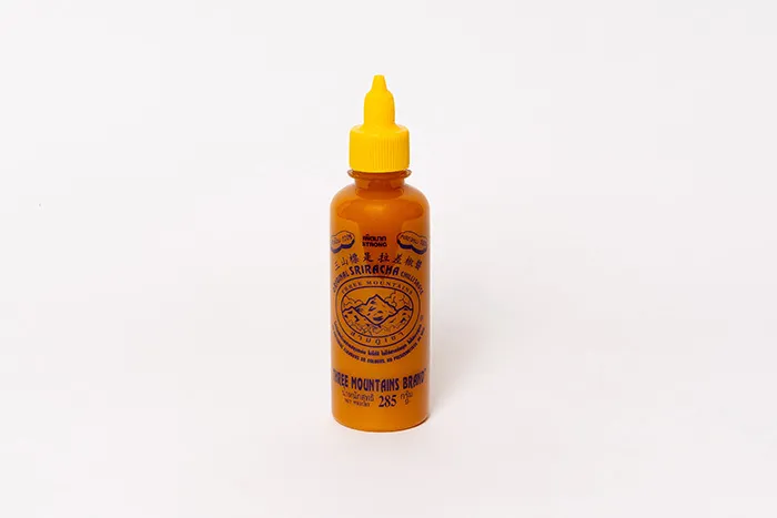 THREE MOUNTAINS SRIRACHA YELLOW CHILLI SAUCE 285G (STRONG)