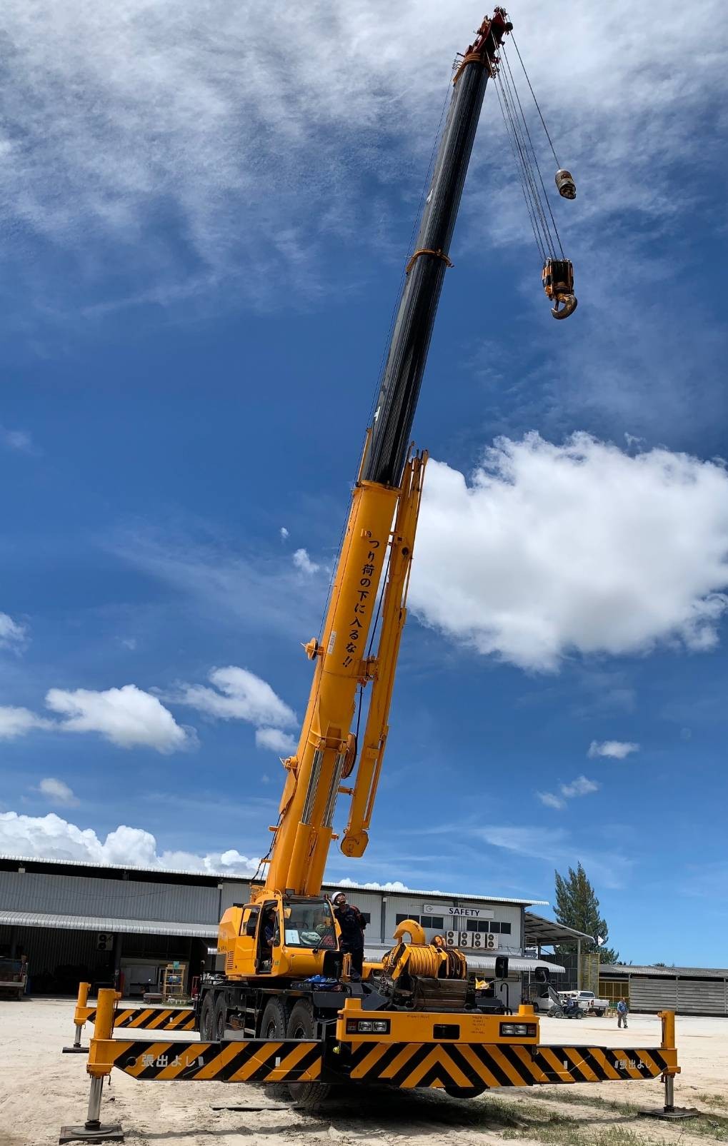 MOBILE CRANE